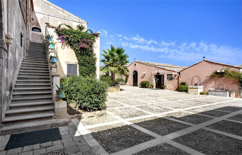 HOTEL VILLA GIULIA **** NOTO (SR)